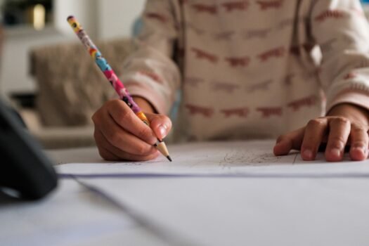 Die optimale Stifthaltung bei Kindern für bessere Schriftentwicklung